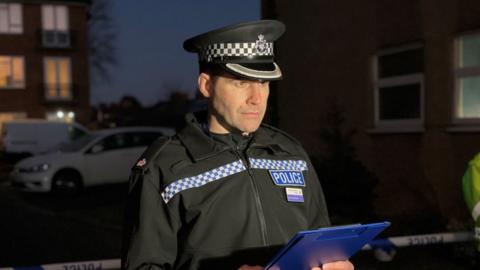 Murder inquiry after woman and two children die in Kettering - BBC News