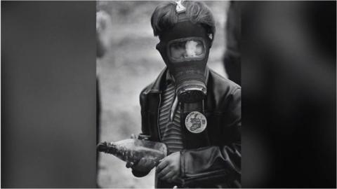 Paddy Coyle: Man from iconic 'boy in the mask' photo dies - BBC News