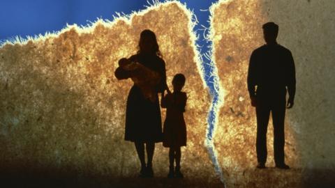 Parental alienation: 'I was manipulated by my father' - BBC News