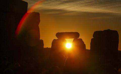 In pictures: Summer and winter solstice celebrations - BBC News