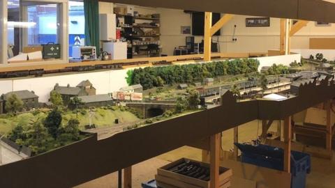 How to build the perfect model railway - BBC News