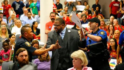 Eleven US states oppose transgender schools edict - BBC News