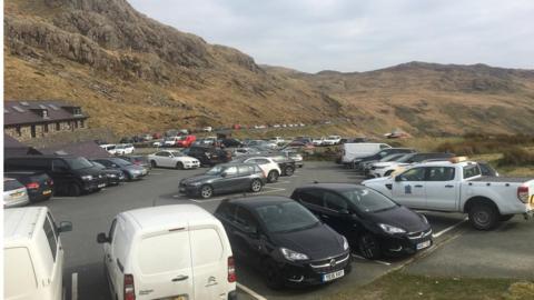 Snowdonia visitor pass scheme 'to curb parking chaos' - BBC News