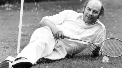 Julian Bream: Classical guitarist dies aged 87