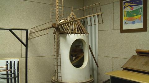 The French apprentices thriving on medieval roots - BBC News