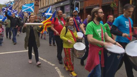 Tens of thousands march for Scottish independence - BBC News