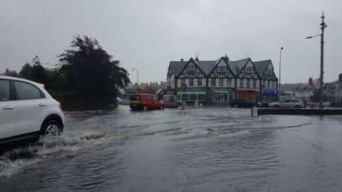 Sandbags a 'forlorn hope' to stop Gwydir Castle floods - BBC News