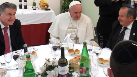 Pope Francis' hand of friendship to Jews - BBC News