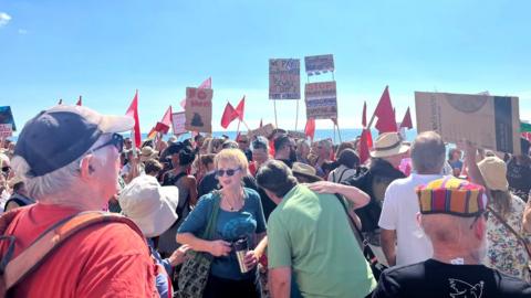 Sewage: Protests in St Leonards over Southern Water - BBC News