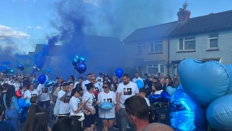 Ely: Vigil takes place for teens who died in Cardiff crash - BBC News