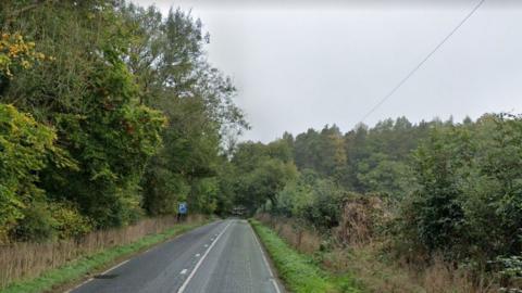 Henley on Thames crash: Two men die after car hits tree - BBC News