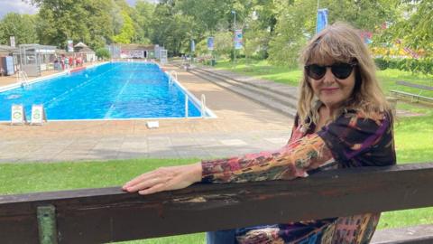 Jesus Green Lido: Cambridge 'people's pool' turns 100 - BBC News