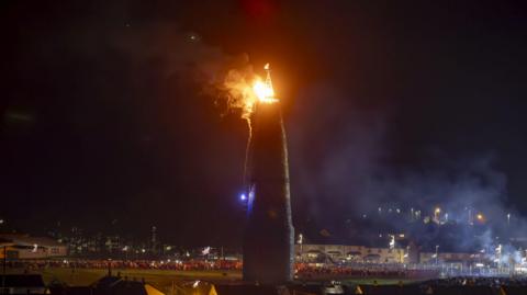 Eleventh night bonfires lit across Northern Ireland - BBC News