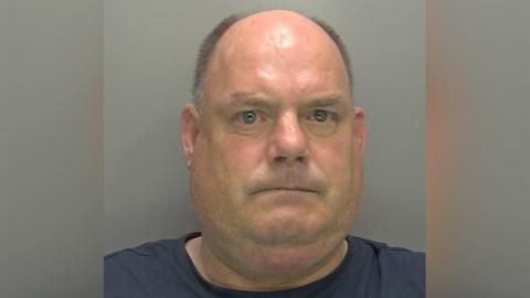 Cambridge rogue trader jailed for targeting elderly - BBC News