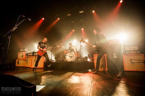 Paris attacks: Photos capture fatal rock concert - BBC News