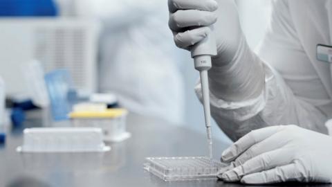 Covid: US approves Moderna as second vaccine - BBC News