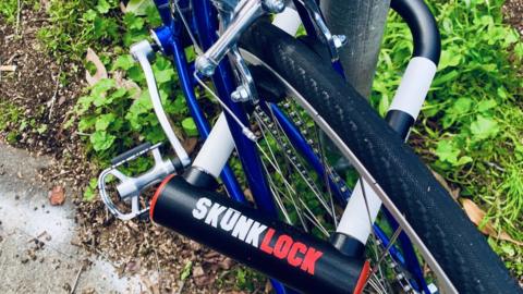 Detectives and noxious locks take on bike thieves - BBC News