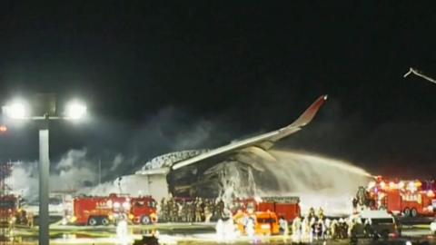 Japan jet crash: Passengers describe chaos inside flight 516 - BBC News