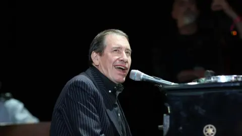 Dorset: Stop! singer Sam Brown turns to teaching ukulele