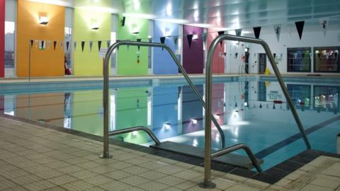 Clacton pool closed over water level issues - BBC News