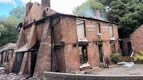Demolition of Crooked House pub unacceptable - council - BBC News