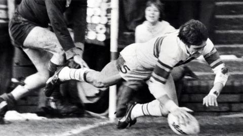Former Leeds rugby league star John Atkinson dies - BBC News