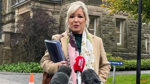 Stormont talks: Miracle needed to restore executive by deadline, DUP says - BBC News