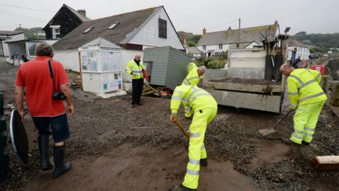 Cornwall floods: Clear-up follows flood 'devastation' - BBC News