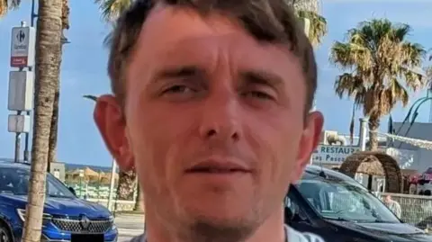 Guide Post accused murderer 'hit man in self defence'