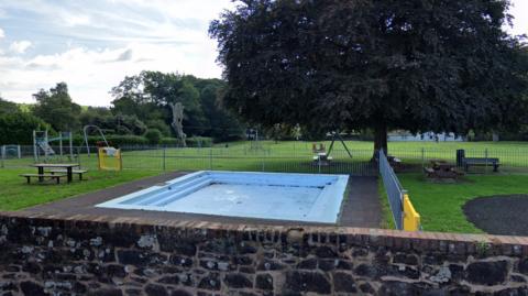 Two paddling pools reopen for summer season in Devon - BBC News