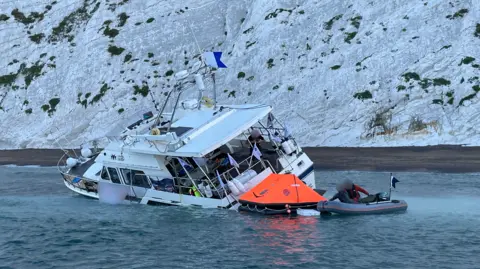 Isle of Wight: Charity swimmers' support boat struck wreck