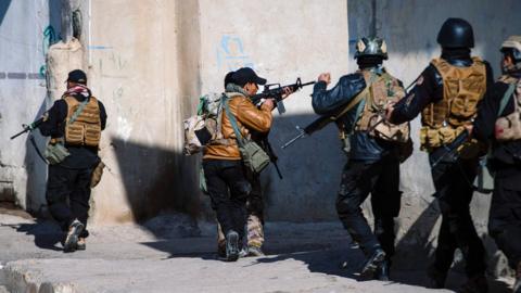 Mosul battle: Iraqi army prepares offensive on west of city - BBC News