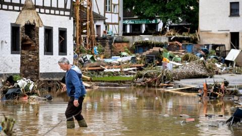 In pictures: Deadly floods hit Germany and Belgium - BBC News