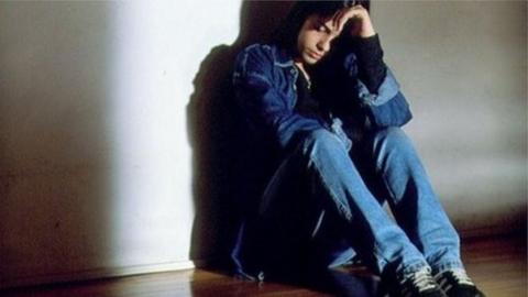 NI hospitals see 28 self-harm cases daily - BBC News