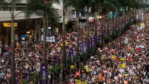 Hong Kong protests: Did violent clashes sway public opinion? - BBC News