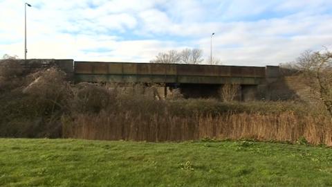 'No trains' threat behind Weston bridge weight limit - BBC News