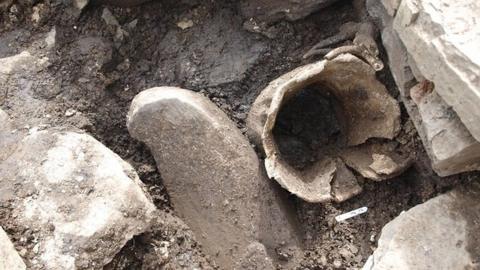 Archaeologists uncover clues to life of Iron Age man - BBC News