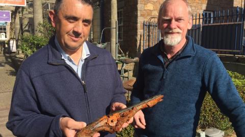 'Special' civil war era pistol found on Jersey beach - BBC News