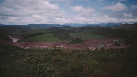In pictures: Brazil dam burst aftermath - BBC News