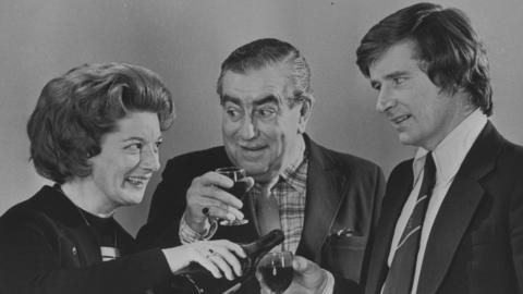 Coronation Street star Jean Alexander dies aged 90 - BBC News