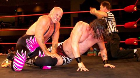 Wrestling: Adrian Street, flamboyant legend, dies aged 82 - BBC News