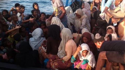 Rohingya: 94 pengungsi yang terombang-ambing di laut dibawa ke daratan Aceh 'atas dasar ...