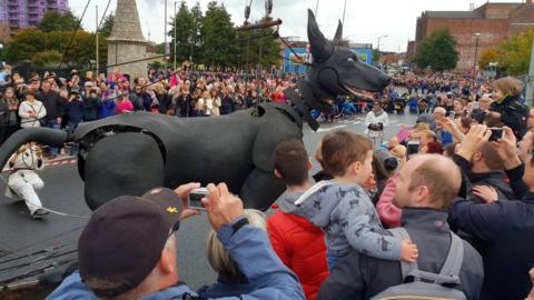 Liverpool Giants: Crowds back for second day of puppet parade - BBC News