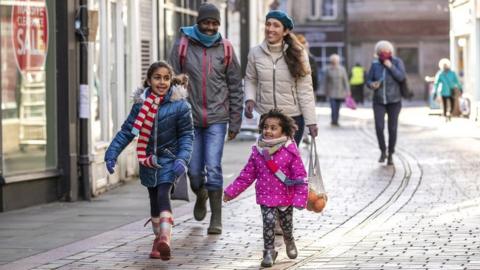 What is universal credit and who qualifies for it? - BBC News