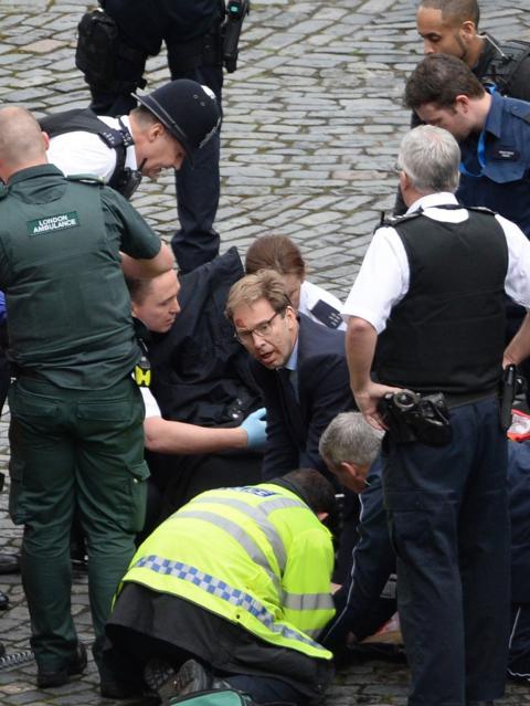 London attack: Pictures from Westminster terror attack - BBC News