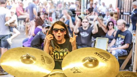 Ipswich singer's music was 'escape route from bullying' - BBC News