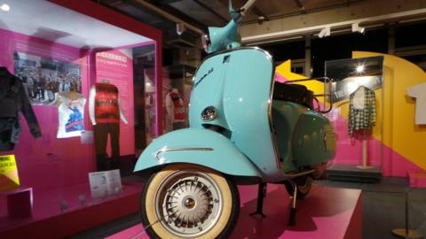 Southend exhibition celebrates punks, mods and rockers - BBC News