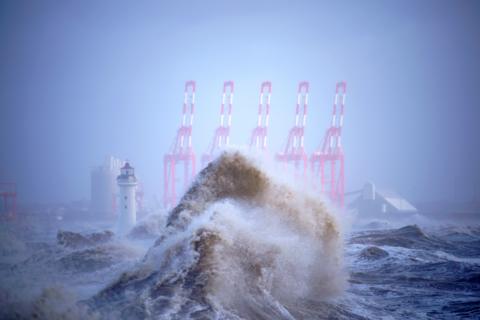 In pictures: Storm Eleanor hits the UK - BBC News