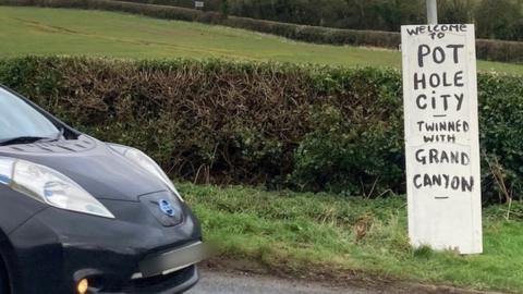 'Daventry Banksie' shares inspiration for pothole campaign - BBC News