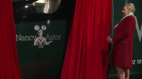 Nancy Astor: Theresa May unveils statue for pioneering female MP